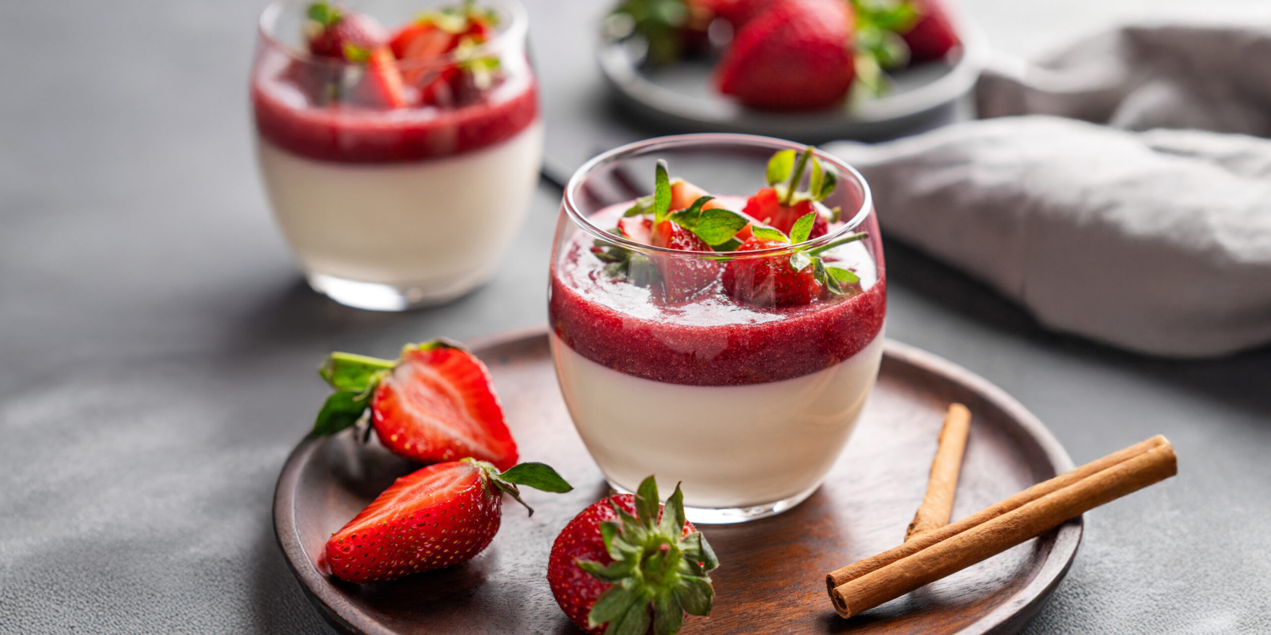 Mousse de Navidad de yogur con frutos rojos y un toque de canela